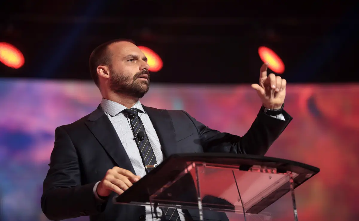 Eduardo Bolsonaro vira réu por coação e pode pegar 12 anos de prisão