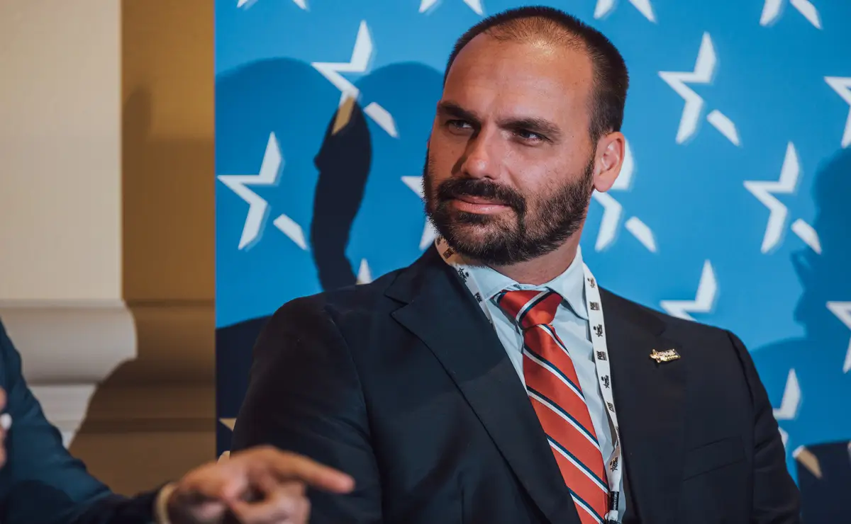 Moraes vota para tornar Eduardo Bolsonaro réu por coação